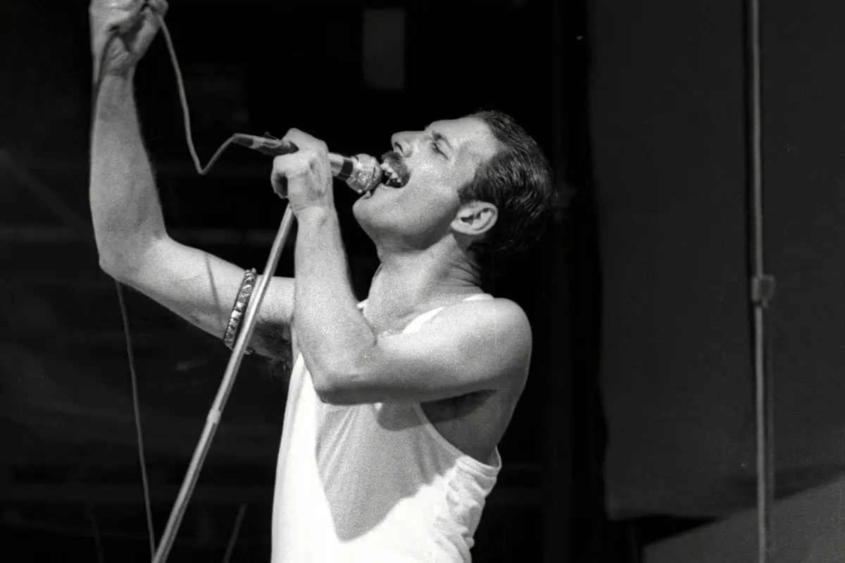 The Day Robbie Williams Nearly Became Queen’s Frontman (and Why It Was ...
